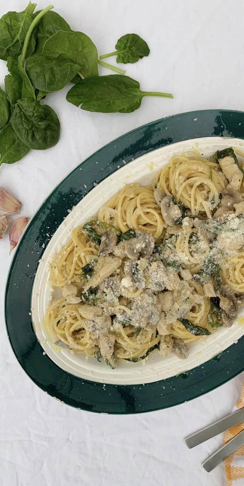 Romige spaghetti met kip, champignons en spinazie